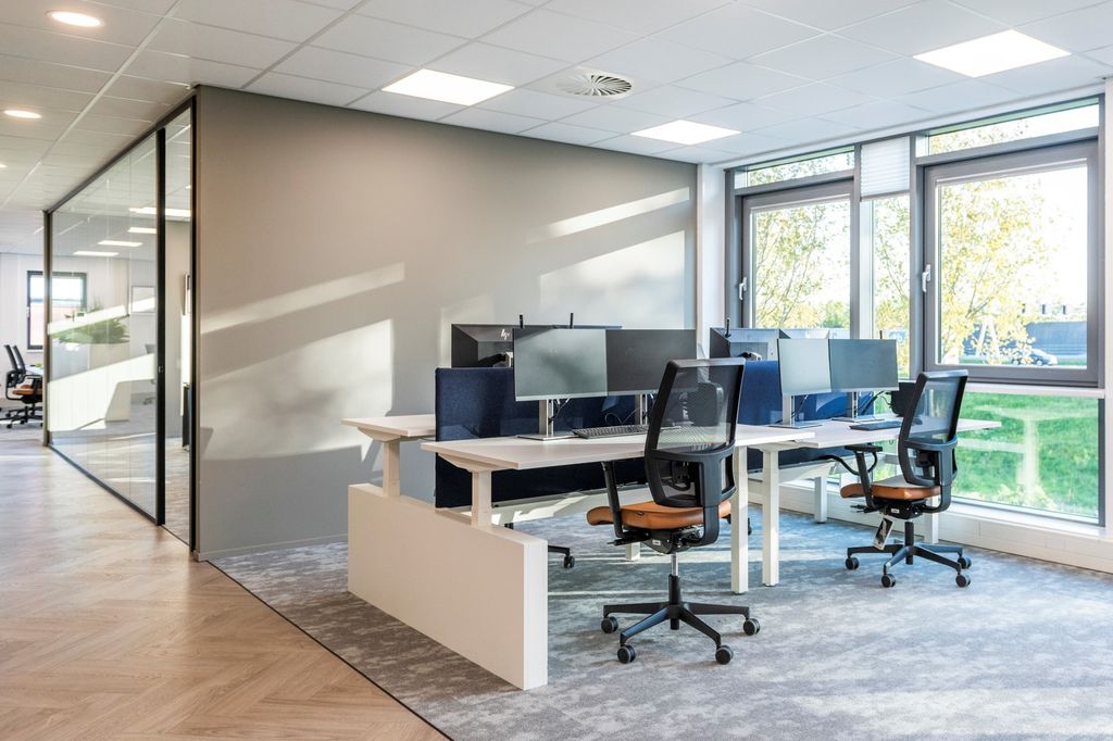 Minimalistische kantoorinrichting